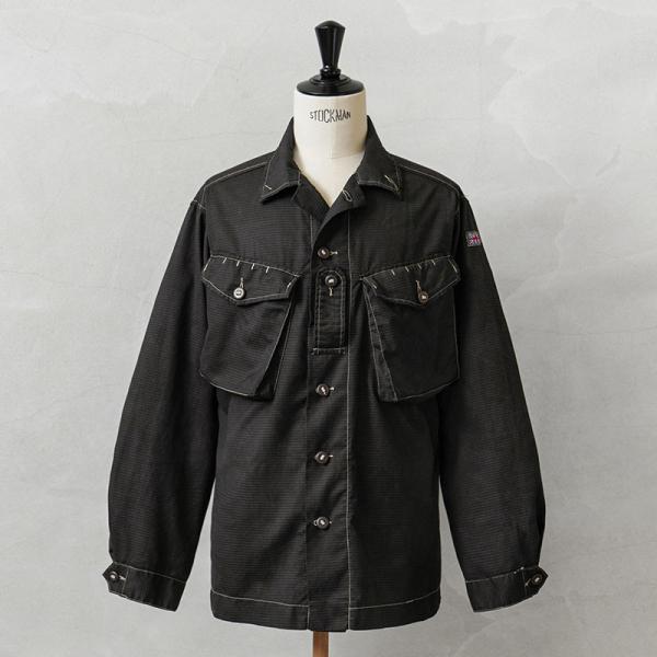 ■商品説明デザートDPMカモは2トーンのベージュ系の迷彩柄ですが、染め職人に丁寧にBLACK染めしていただきました。 BLACKにする事でより良い雰囲気になり、着込むことでさらに風合いの増す1着です。コットン、ポリエステル素材のコットン部分...