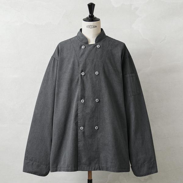 ■商品説明元々ホワイトだったアイテムを染め職人に丁寧にGRAY染めしていただきました。GRAYにする事でさらに着回しやすく、普段のコーデにも馴染みやすい仕上がりになりました。スタンドカラーの首元に、ダブルブレストのボタン留めなので、左右のど...