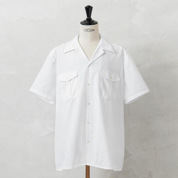 ■商品説明フランス海軍で使用されるオープンカラーのホワイトシャツです。素材やディテールが若干異なるものの、伝統的に着用されているシャツで、1990年代頃のアイテムが中心に入荷しています。前合わせの異なるメンズ、レディース仕様があり、レディー...