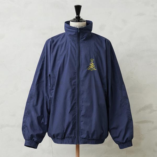 ■商品説明トレンド感のあるゆったりとしたシルエットに、レトロスポーティーなルックスが新鮮な実物放出のジップアップブルゾンが入荷しました。肩周りはラグランと袖底にかけてセットインスリーブに切り替えられた変則的なスプリットラグランになっており、...