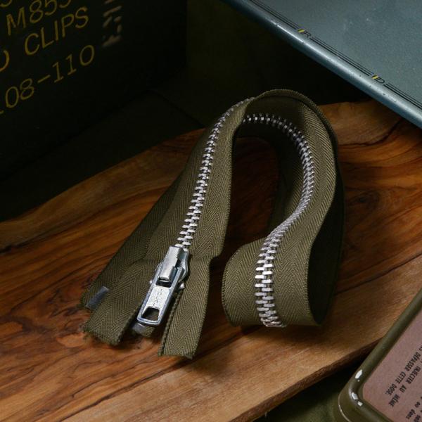 ■商品説明90年代頃のIDEAL社製 太目のアルミジッパーです。1936年アメリカのニューヨークで創業した老舗企業「IDEAL（アイディール)」。YKKに次ぐ世界第2位のシェア率を誇り、米軍を中心に軍用アイテムのパーツとして長年採用されてい...