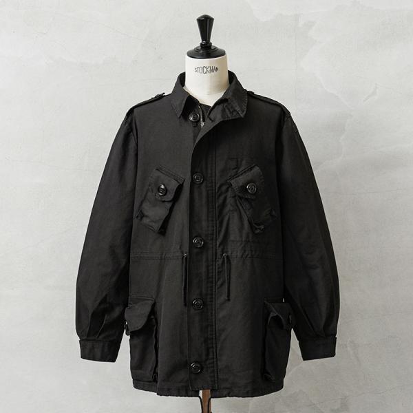 ■商品説明カナダ軍で1990年代頃まで主に使用されていた、MK-2 コンバット ジャケットにBLACK染めを施しました！コットン×化繊の混紡素材は、真っ黒に染めることが難しい素材ながら、特殊な染色を行うことで、通常の製品染めに比べてもしっか...