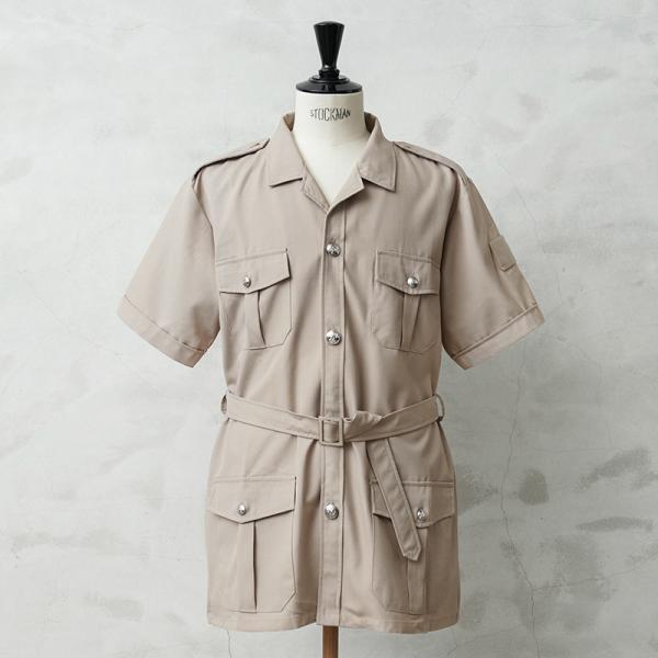 ■商品説明フランス軍の外国人部隊が着用するサファリシャツが入荷しました。襟はオープンカラー、フロントは軽量な4つの金属製チェンジボタンで開閉するデザインで、4つのフロントポケットが胸とウエストに配置されています。ポケットにもチェンジボタンが...