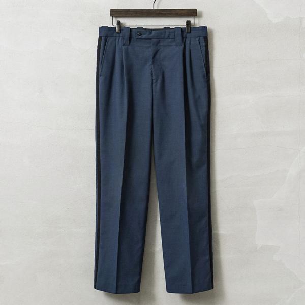 ■商品説明2014年以前にオランダ警察（Nationale Politie）で使用されていた、明るすぎないブルーにさり気なくブラックのサイドラインが入ったデザインのトラウザーズです。フロントはツータック仕様です。タックを入れることで腰回りに...