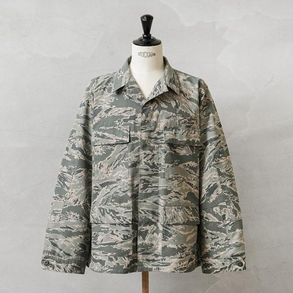 ■商品説明無骨さと都会的な雰囲気の両方を醸し出すデジタルタイガーカモ柄が印象的な、米空軍のユーティリティジャケットが入荷しました。空軍兵士向けに作られたジャケットで、摩擦や引き裂きに強いコットンナイロンのリップストップ生地。フロントはボタン...