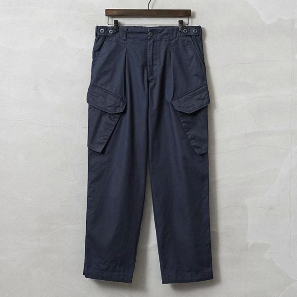 ■商品説明海上での過酷な環境に耐えられると同時に、実用的でフィット感に優れたデザイン。通気性や動きやすさに加え、FR（難燃）素材を使用することで、難燃性を高められた機能的で現代的な衣類システムです。カーゴポケットは数多くのブランドやデザイナ...