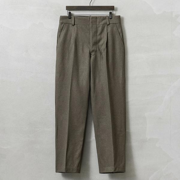 ■商品説明イタリア軍実物放出のウールトラウザーズが入荷しました。シンプルな仕様のウールパンツですが、肉厚で密度の高いウールが使用されたシルエットが非常に綺麗なトラウザーズです。ワンタックを入れたフロントに、使いやすいサイドのスラッシュポケッ...