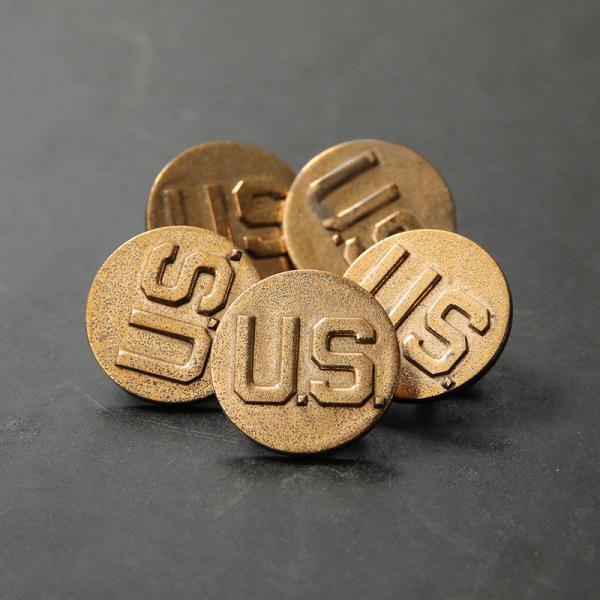 ■商品説明1930年代〜1940年代、第二次世界大戦期の米軍陸軍下士官兵用襟章バッチが登場しました。当時の陸軍兵士の右襟に着用され、所属を示す襟章（カラーディスク）。 丈夫な真鍮製で、ブロンズのような赤味がかったゴールドカラーの表面に光を抑...