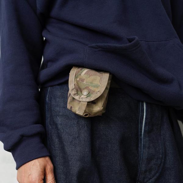 ■商品説明米軍から放出されたMOLLEシステム対応のグレネードポーチです。迷彩には、2000年代以降に米軍が本格採用したMULTICAMパターンを使用。多様な地形や環境に対応するために開発されたこの迷彩は、高い汎用性を誇り、実用性の高さから...