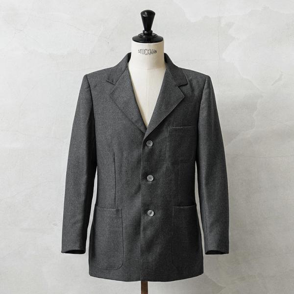 ■商品説明イタリア海軍「Marina Militare Italiana」から上質な雰囲気を纏う3ボタンのジャケットが入荷しました。1980年代後半〜90年代頃に多く使用されていたアイテムで、基地内業務、外出時などに着用されていたサービスド...