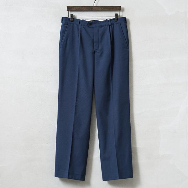 ■商品説明こちらのパンツは民間航空学校の士官候補生などに支給された制服で、軍組織に近い体制であったため、ネイビーカラーを基調とし、素材はウール混紡のギャバジン系生地で、個性が光るカラーです。フロントワンタックのストレートシルエットで、スラッ...