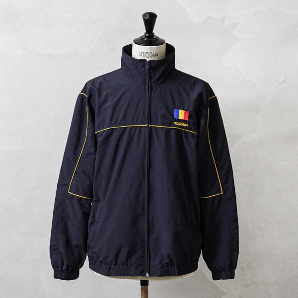 ■商品説明大変珍しいルーマニア軍のトレーニングジャケットが登場。主に軍事学校（ミリタリースクール）でフィジカルフィットネス用のウェアとして採用されていたようです。軽量なナイロン素材を使用したジップアップジャケットで、内側には蒸れを防ぐ通気性...