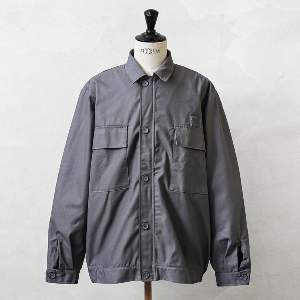■商品説明フランス警察に実際に支給されていた放出品のワークジャケットです。制服などを手掛けるPAUL BOYE社製で、実用性と耐久性に優れた一着です。素材にはコットンポリを使用しており、コットンの風合いとポリエステルの耐久性・軽さをバランス...