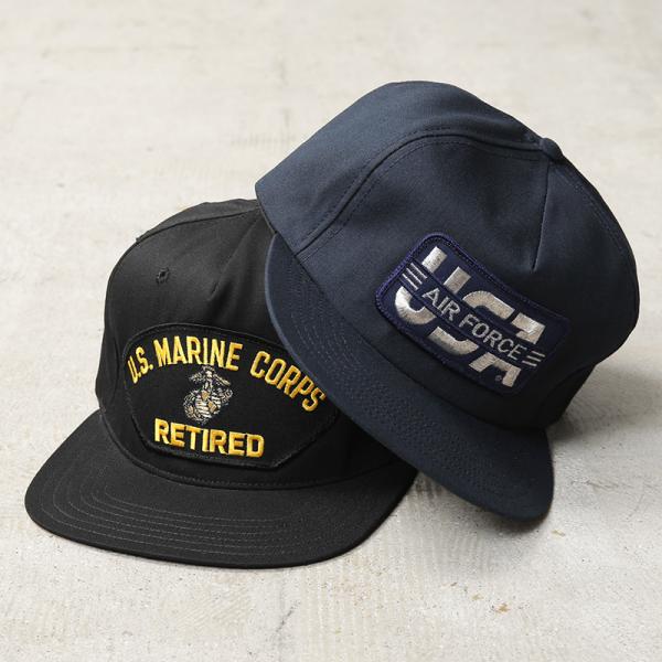 ■商品説明1980年代〜90年代の米国製スーベニアキャップ。5パネルキャップに、視認性の高い刺繍で「U.S. MARINE CORPS RETIRED」「USA AIR FORCE」と大きく記されたワッペンが特徴です。レトロ感のあるスナップ...