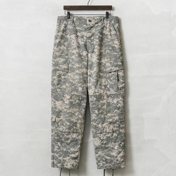■商品説明米陸軍の標準的な迷彩服として2004年から2019年まで採用されており、UCP（Universal Camouflage Pattern）が他の迷彩にない落ち着いた雰囲気をもつコンバットカーゴパンツが入荷しました。難燃性レーヨンと...