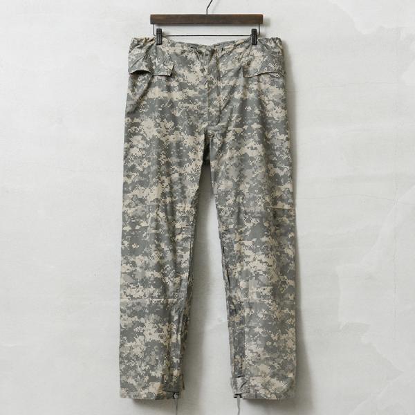 ■商品説明米陸軍の標準的な迷彩服として2004年から2019年まで採用された、UCP（Universal Camouflage Pattern）を使用したレインパンツが入荷しました。激しい雨や潮風から身を守るために、通常着用しているパンツの...