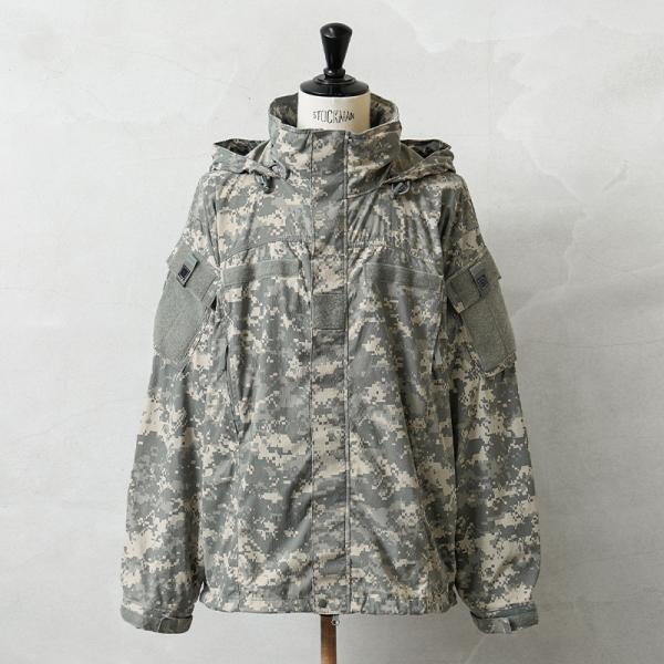 ■商品説明米軍よりアクティブな状況での着用を想定したソフトシェルジャケットが入荷しました。米陸軍の標準的な迷彩服として2004年から2019年まで採用された、UCP（Universal Camouflage Pattern）無機質なデジタル...