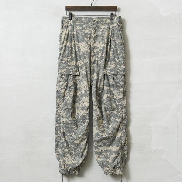 ■商品説明米軍より寒冷地での着用を目的として製造されたソフトシェルパンツが入荷しました。米陸軍の標準的な迷彩服として2004年から2019年まで採用された、UCP（Universal Camouflage Pattern）は無機質なデジタル...