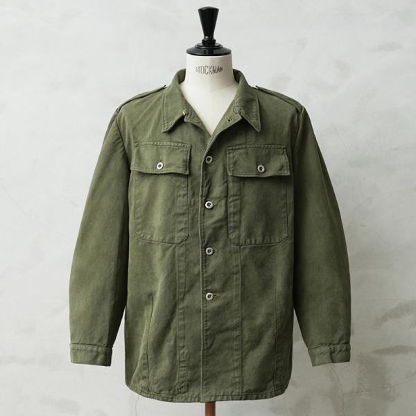 ■商品説明ヴィンテージのワークジャケットを国内で丁寧にOLIVE染めを施しました。ミリタリーライクなOLIVEカラーが抜群に合わせやすい雰囲気に仕上がっています。重く見えないOLIVE染めは本来のがっしりとした質感に、後染めの効果も加わり、...