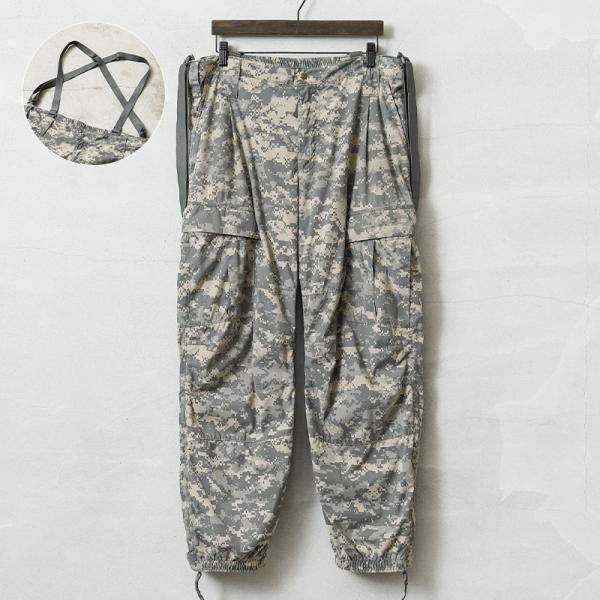 ■商品説明米軍より寒冷地での着用を目的として製造されたソフトシェルパンツが入荷しました。米陸軍の標準的な迷彩服として2004年から2019年まで採用された、UCP（Universal Camouflage Pattern）は無機質なデジタル...