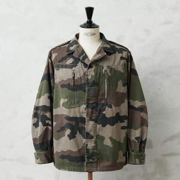 ■商品説明フランス軍を代表する非常に人気のあるジャケットであるF-2ジャケットの迷彩柄が入荷しました。1990年代に採用されたフランス軍のCCEカモ（CAMOUFLAGE CENTRAL EUROPE）が使用されています。フランス軍のアイテ...