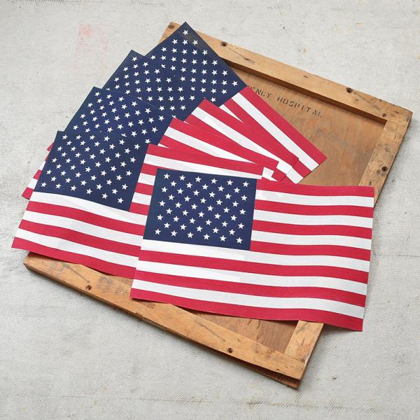 ■商品説明100％ Made In U.S.A.の米軍や一般的にも使われているアメリカ国旗。手旗用などに使われる国旗で、スティックなどを取り付ける前のフラットな状態で汎用性の高いアイテムです。アメリカ国家の誇りを表す星条旗は、独立記念日、戦...
