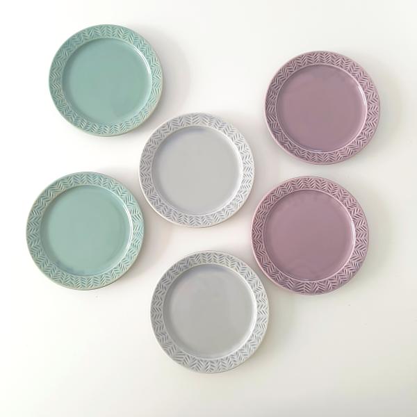 【美濃焼 Parquet パルケRe ラウンドミニプレート】磁器ならではの素材を活かし衛生的に使えるため、作り置きの冷蔵庫保管や、電子レンジ調理にもお使いいただけます。レリーフを美しく見せる釉薬にもこだわりました。カラー : グレー,パープ...