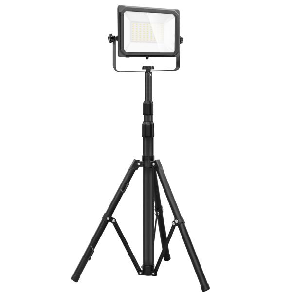 【投光器 製品仕様】商品名：LED投光器 50Wカラー：ホワイトルーメン：11000LM本体素材：アルミ照射面素材：強化ガラス入力電圧：AC80-150V防水防塵規格：IP65コード長さ：5M寿命：約50000時間仕様場所：室内戸外兼用【ス...