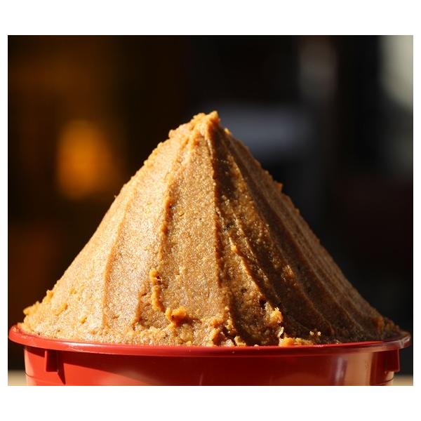 一般的に希少価値の高いと言われ、東北地方が主な産地である青ばた大豆を使用したお味噌です。非常に強い甘味が青バタ大豆の特徴ですが、それで作ったお味噌も甘味と風味がストレートに引き出されています。冬季限定販売でしたが、好評により通年販売を開始い...