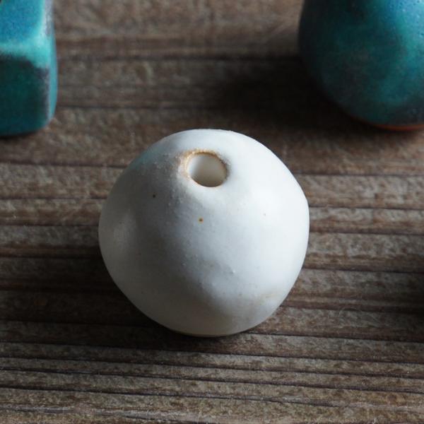 ころんとした形がかわいい益子焼の「花留め」です。お皿や小鉢に水をはり、花留めの穴に草花を挿し込んで使います。なにげない草花が絵になる、おうち時間を心豊かにしてくれるアイテムです。【商品サイズ】幅：3.5cm前後 / 高さ：3.5cm前後※手...