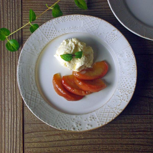 かわいいパッチワーク模様をあしらった益子焼の中皿です。主食からサブメニュー、デザートまでオールマイティーにお使いいただけます。【商品サイズ】幅：22cm前後 / 高さ：3cm前後※手づくり品のため、色味やサイズ、模様の出方などに個体差がござ...