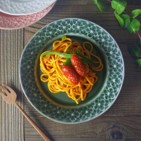 食卓を華やかに演出してくれる、美しい幾何学模様の中皿です。主食からサブメニュー、デザートまでオールマイティーにお使いいただけます。【商品サイズ】幅：22cm前後 / 高さ：3cm前後※手づくり品のため、色味やサイズ、模様の出方などに個体差が...