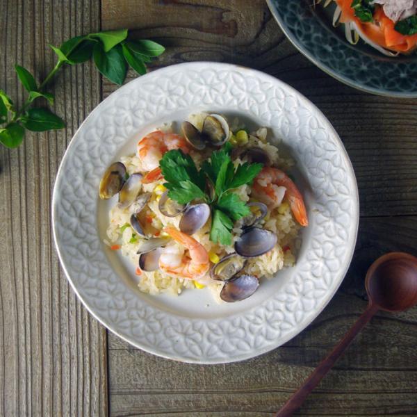 食卓を華やかに演出してくれる、美しい幾何学模様の中皿です。主食からサブメニュー、デザートまでオールマイティーにお使いいただけます。【商品サイズ】幅：22cm前後 / 高さ：3cm前後※手づくり品のため、色味やサイズ、模様の出方などに個体差が...