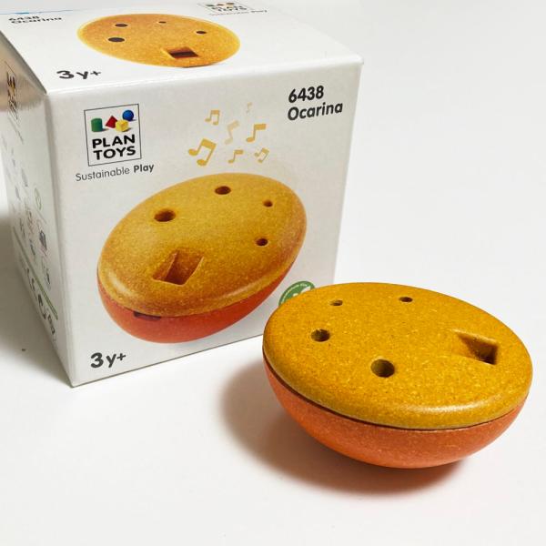 優しい音色のオカリナでふ〜と息を上手に吹く練習。フーと息を吹き込むと、ホーという優しい音がします。指穴を押さえると音が変わる、という体験ができます。息を上手に吹いたり、物をつかんだり、穴を指で押さえたり、といった体験ができます。木製ならでは...