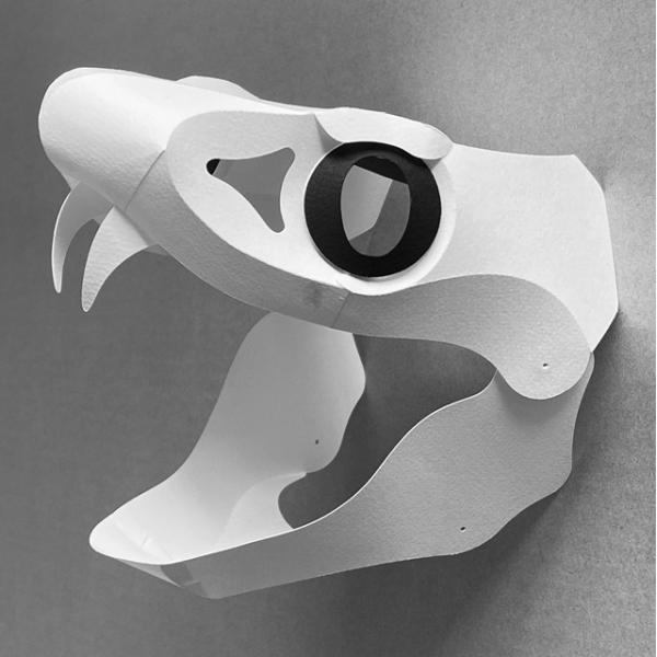 2025年のSFフリマ（一般社団法人日本スチームパンク協会主催）で発表した林さんの新作は「蛇」特徴をとらえたデフォルメがシャープでモダンで美しい蛇。林たけおさんはこれまでいくつも口元が動く仮面を作ってきておりますが、今回の蛇面では動きの支点...