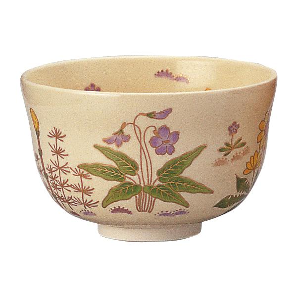 宮地英香による「仁清 春野」は、仁清焼の伝統技法を駆使した優雅な茶碗です。柔らかな色合いの白地に、春の野原を思わせる草花や野花が生き生きと描かれ、春の温かな陽気を感じさせます。春野は、新しい命の息吹を象徴し、四季折々の変化に富んだ日本の美を...