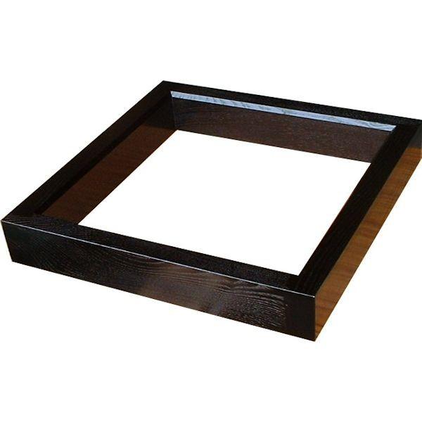 黒塗りの掻き合わせ塗りで仕上げた炉縁。木目を生かした上品な質感と深い黒色が、茶席に落ち着きと格調をもたらします。大炉や風炉の設えに最適な逸品です。【材質】桂or栓　カシュー塗装