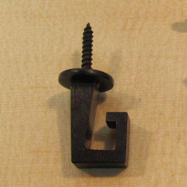 「銅鑼釘 ネジ足」は、茶室や和室の長押上部に取り付け、銅鑼や風鈴を掛けるための金具です。ネジ足仕様により施工が簡単で安定感があり、黒塗り仕上げの落ち着いた意匠が和空間に自然に溶け込みます。茶の湯の設えや和室の演出に最適な伝統金具です。