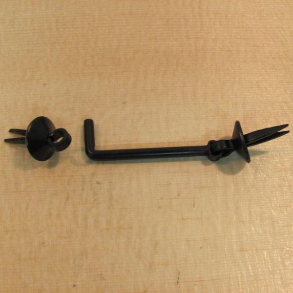 「丸打掛釘（にじり釘）」は、茶室のにじり口や板戸に取り付け、戸を掛け止めるために用いられる伝統金具です。丸形の掛け部分と黒塗仕上げが素朴で落ち着いた意匠を保ちつつ、実用性と耐久性に優れています。茶室や和室の設えに欠かせない、機能美を備えた金...