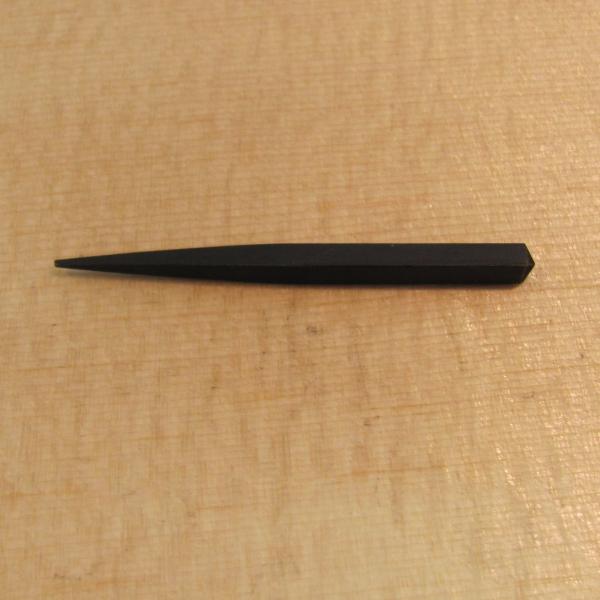 本茶室で使用される袋釘は、流派ごとに中柱に打ち、袋掛を支えるための伝統的な釘です。茶室の意匠を損なわず、丈夫で長持ちする仕様になっており、茶道の美しい空間演出に欠かせない道具です。