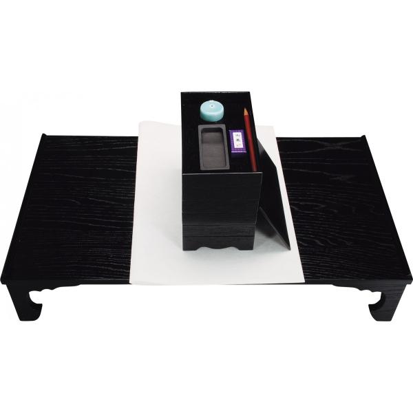 落ち着いた黒の艶が美しい、幸斎作の文台です。本品は掻合塗（かきあわせぬり）仕上げ。漆ではなく、カシュー塗料を用いて塗り重ねた実用的な塗装です。下地の色味を重ねることで、単調な黒ではない、奥行きを感じさせる表情に仕上げられています。カシュー塗...