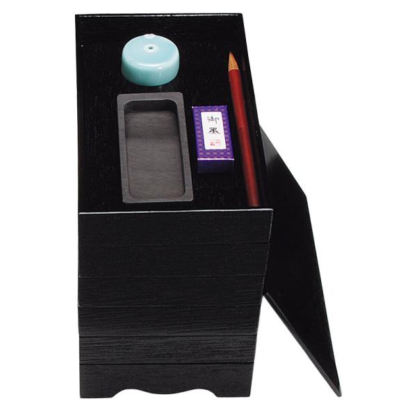 七事式「唱和之式」に用いられる、五段重の硯箱です。湖彩作、黒掻合塗仕上げ。本品は漆ではなく、カシュー塗料による掻合塗仕上げ。黒の中にわずかな奥行きを感じさせる落ち着いた表情と、扱いやすさ・耐久性を兼ね備えています。五段に重ねられた構成は、唱...