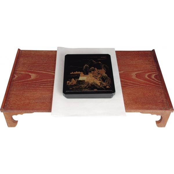 やわらかな木目と上品な色味が魅力の「女桑（めぐわ）」を用いた、幸斎作の文台です。女桑は、木材としては一般に「キハダ（黄檗）」を指し、桑材とは異なる樹種です。繊細な杢理と落ち着いた表情を持ち、派手さはないのに品がある―茶の湯の道具にふさわしい...