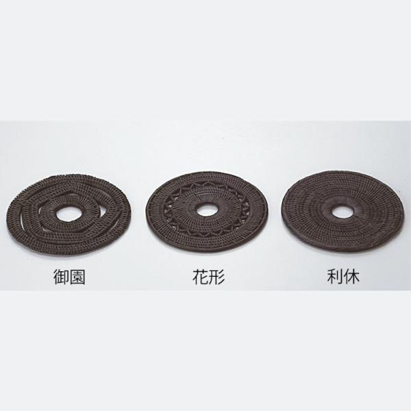 籐釜敷（とうかましき）は、茶道において茶釜の下に敷くための道具です。主に炭手前で釜を扱う際や、席中の準備、後片付けの場面で使用されます。籐を編み込んで作られたこの道具は、茶釜の熱を和らげるとともに、釜や床が傷つくのを防ぐ役割を果たします。直...