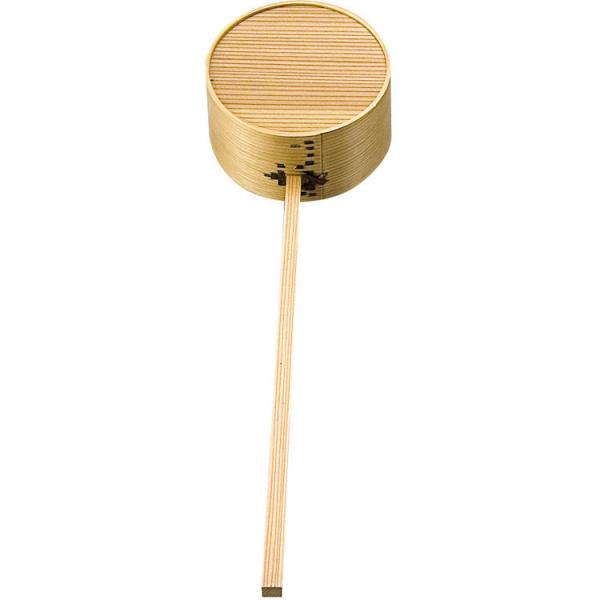 水屋杓（みずやしゃく）は、茶道の準備を整える水屋で使用される杓子で、茶室の釜に水を汲む際や、茶碗をすすぐための清水を扱うときに用います。柄杓よりもやや大ぶりで、深さのある形状が多く、水屋作法にふさわしい実用的な道具でもあり、茶の湯の所作を支...