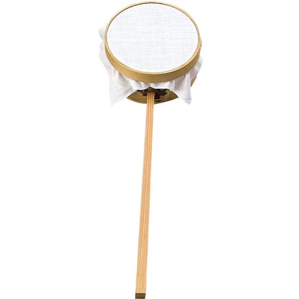 水漉杓（みずこししゃく）は、水屋で水を汲みながら濁りや浮遊物を除くために用いられる茶道具です。竹製の柄杓に晒布を付けた構造で、水を清らかに漉して使用し、茶の湯においては、釜や茶碗に使う水を澄ませるための大切な役割を担い、水屋の静謐な所作を支...