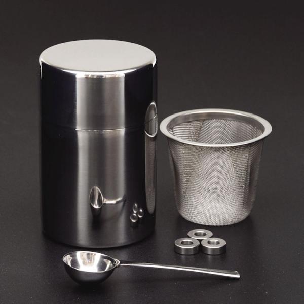 伝統と技術が息づく、近藤さんの手作り茶篩缶。茶葉を均等に篩い分けることで、茶の風味をより一層引き立て、茶会や日常のお茶時間に欠かせないアイテムです。職人の手によって丁寧に仕上げられたこの茶篩缶は、使い勝手の良さと美しいデザインを兼ね備え、ど...