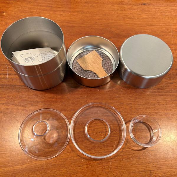 抹茶をふるってきめ細かくし、ダマを防ぐステンレス製の茶篩缶です。付属の竹べらで軽く押し当てながらふるうことで、抹茶の風味を均一に保ちます。じょうごを使えば茶入や棗への移し替えもスムーズ。金属の質感が美しく、水屋での使い勝手にも優れた実用的な...