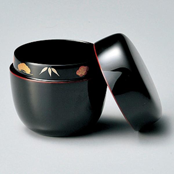 塗り・素材： 漆塗り・木粉と樹脂の成型品サイズ： 直径6.6×高さ6.7 (cm)蓋と重なる立ち上がりの部分に松竹梅を描いた、ちょっと珍しい漆塗りのお棗。蓋を閉じている時は、全くの無地の溜塗ですが、蓋を開けると松竹梅が見えるという、何とも遊...