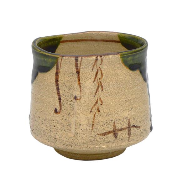 「筒茶碗 織部」は、松本鉄山作による味わい深い一碗です。力強い造形に、織部ならではの深い緑釉が景色を添え、土味の素朴さと装飾の洒脱さが見事に調和しています。側面には筆致豊かな草文が描かれ、自然の息づかいを感じさせる趣ある仕上がり。筒茶碗特有...